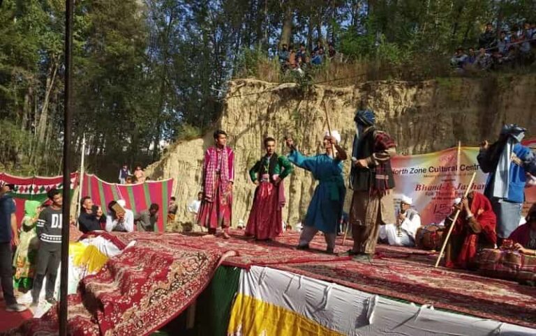 Traditional Folk Dances of Jammu & Kashmir - Kashmiri Music